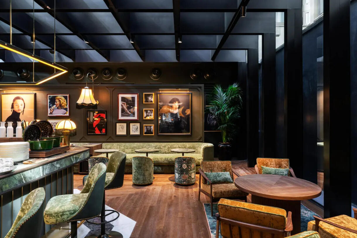 A botanical art exhibition has opened at Milan's Radisson Hotel - News ...