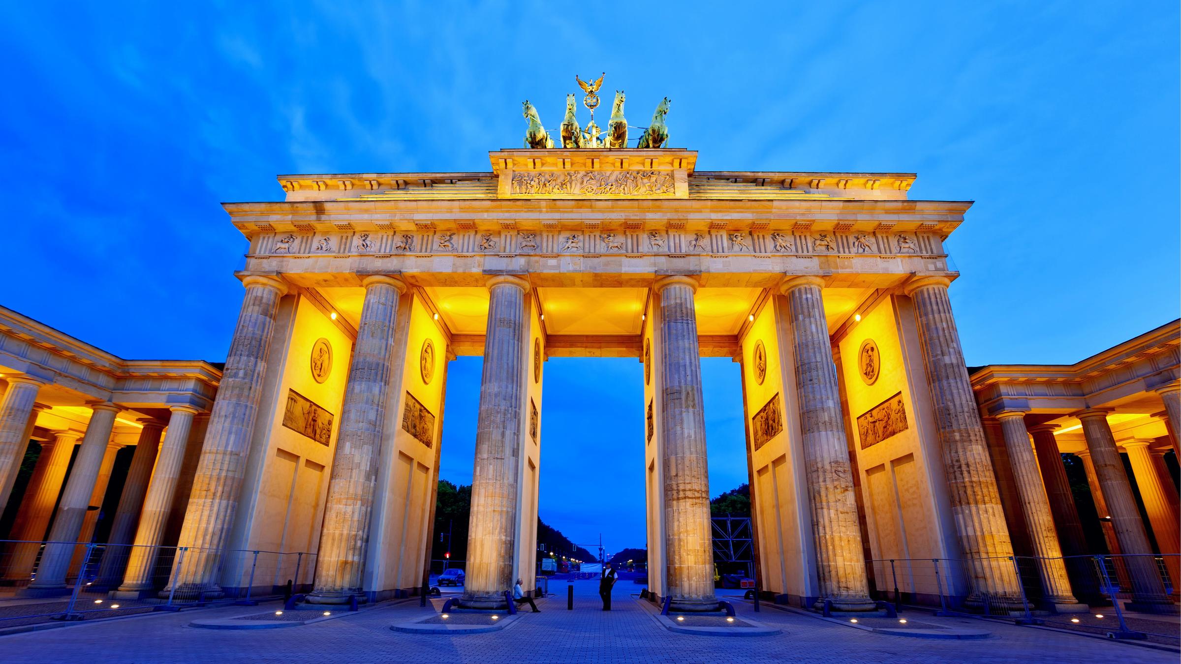The Brandenburg Gate in Berlin, Germany: history, photos