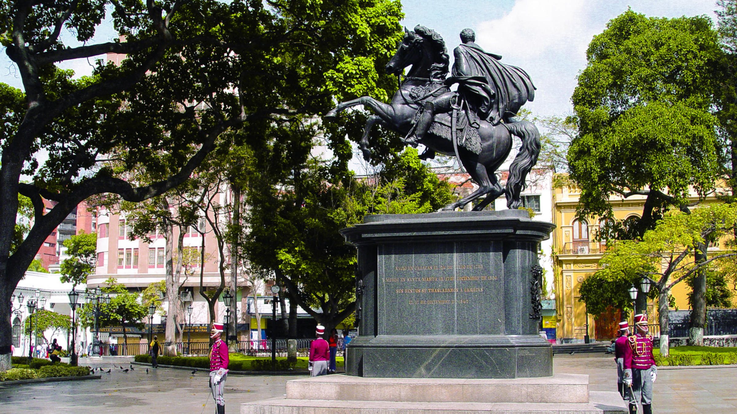 Bolivar Square in Caracas and its black squirrels, history and description