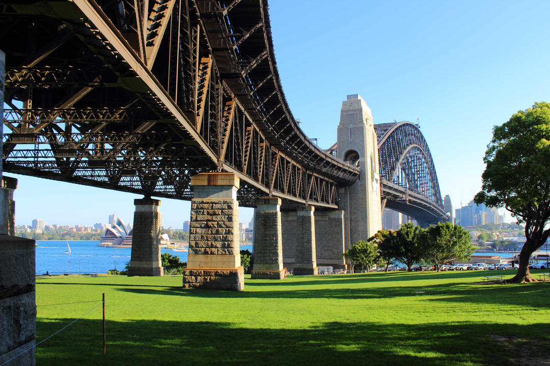 Harbour Bridge is the biggest bridge in Sydney: description and photos